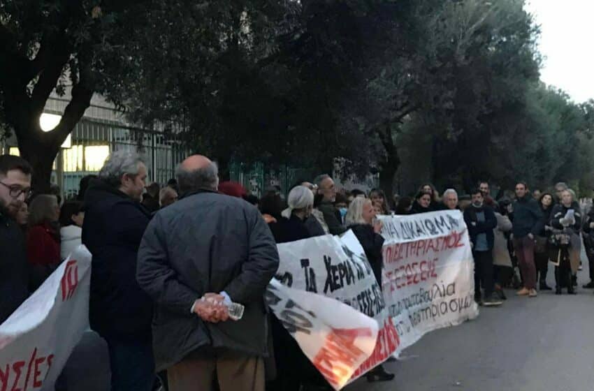 ΕΚΤΑΚΤΟ: Έξωση στο Π. Φάληρο – Πετάνε τα πράγματα οικογένειας στο δρόμο ...