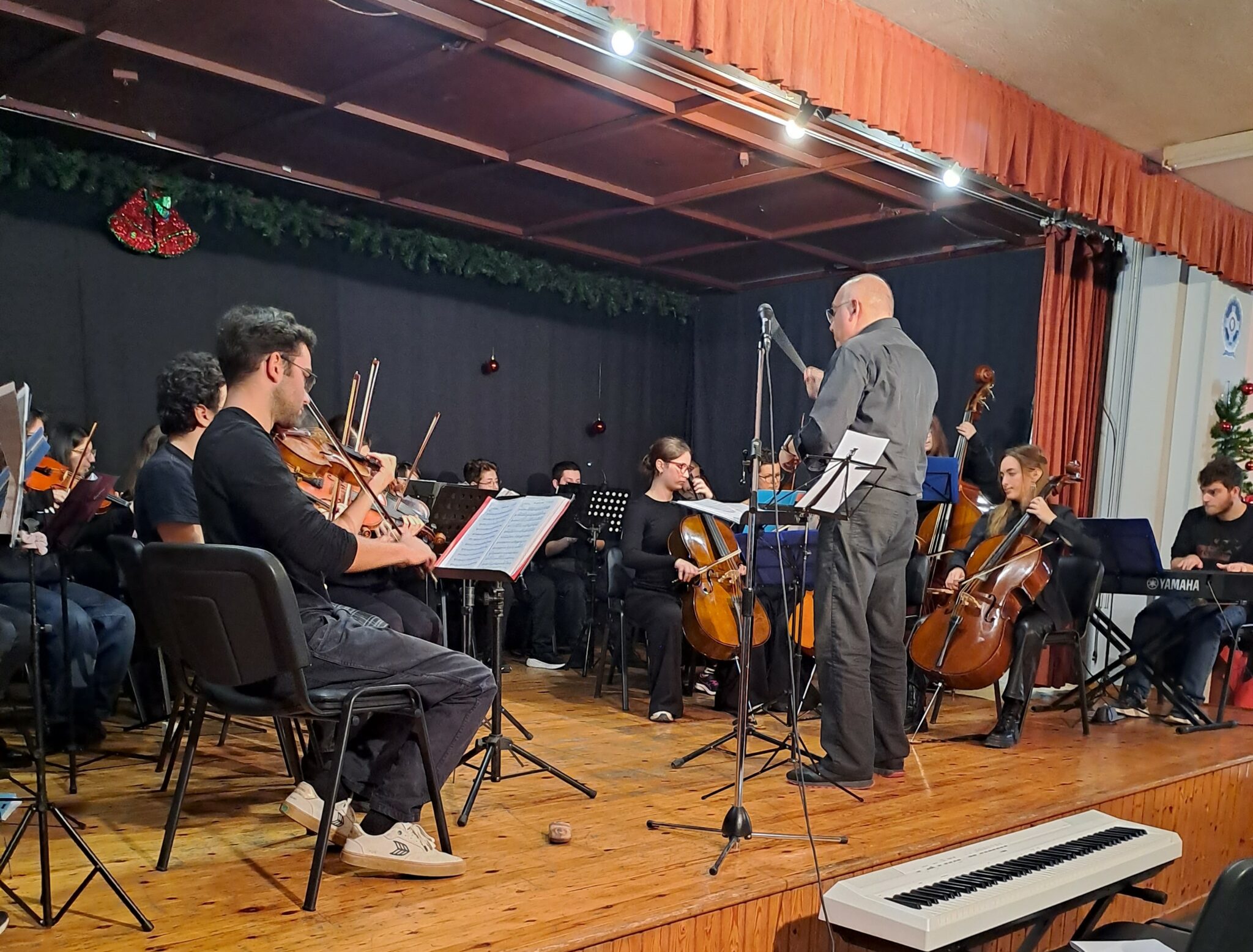 Η Συμφωνική Ορχήστρα Νέων του Δήμου Χαλανδρίου έπαιξε και τραγούδησε ...